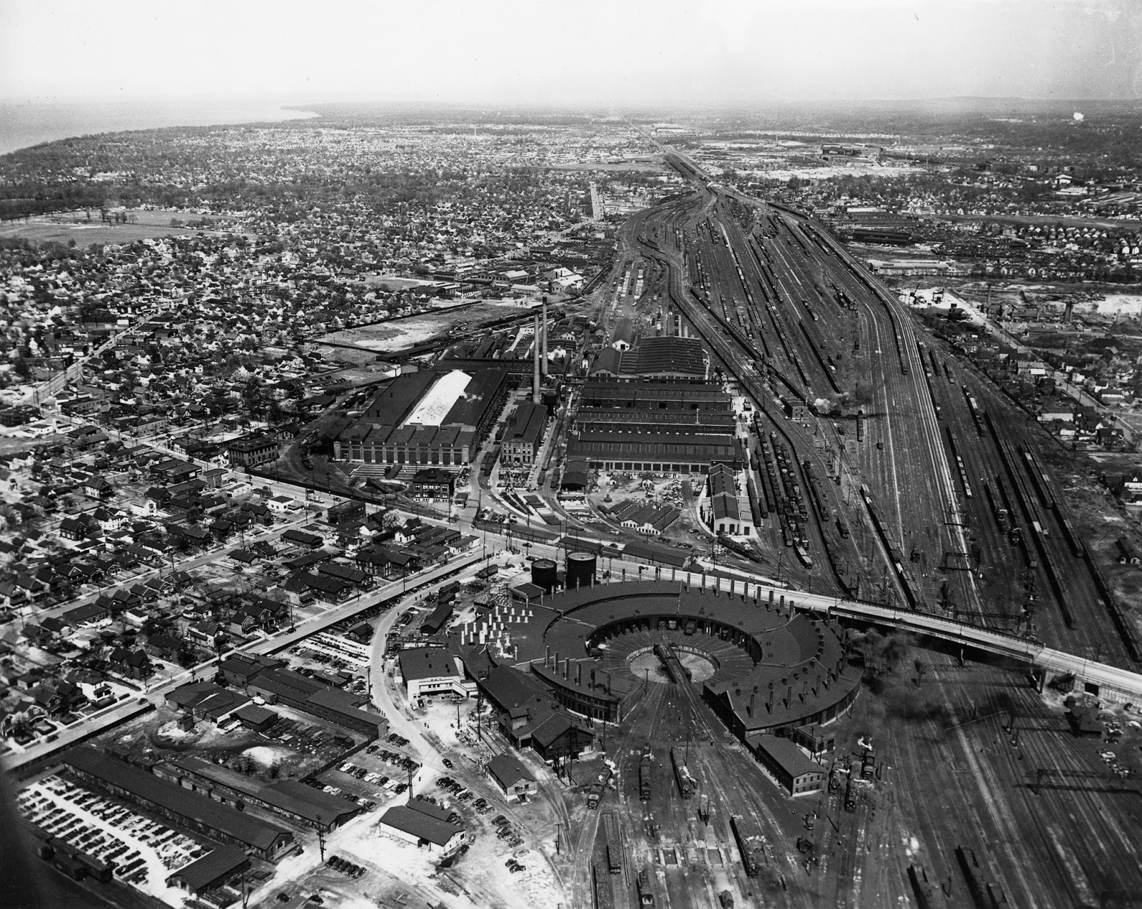 Towns and Nature: Collinwood, OH: NYC/LS&MS Coaling Tower, Roundhouse ...