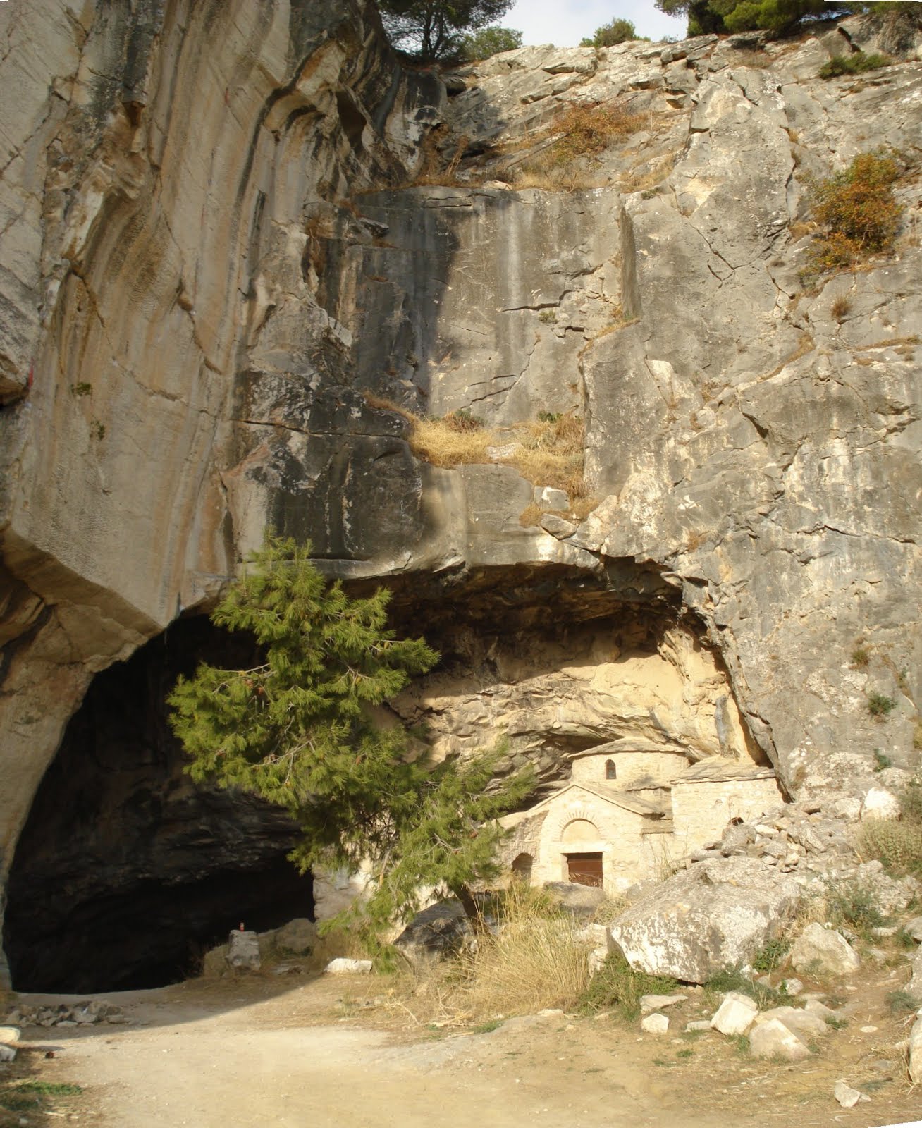 Spooky Greek Story: Φωτογραφίες: Η Σπηλιά του Νταβέλη στην Πεντέλη