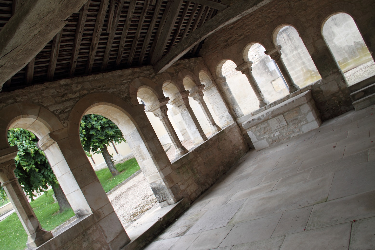 L'art roman ; passionnément: Deux porches romans; Vaux et Escolives ...