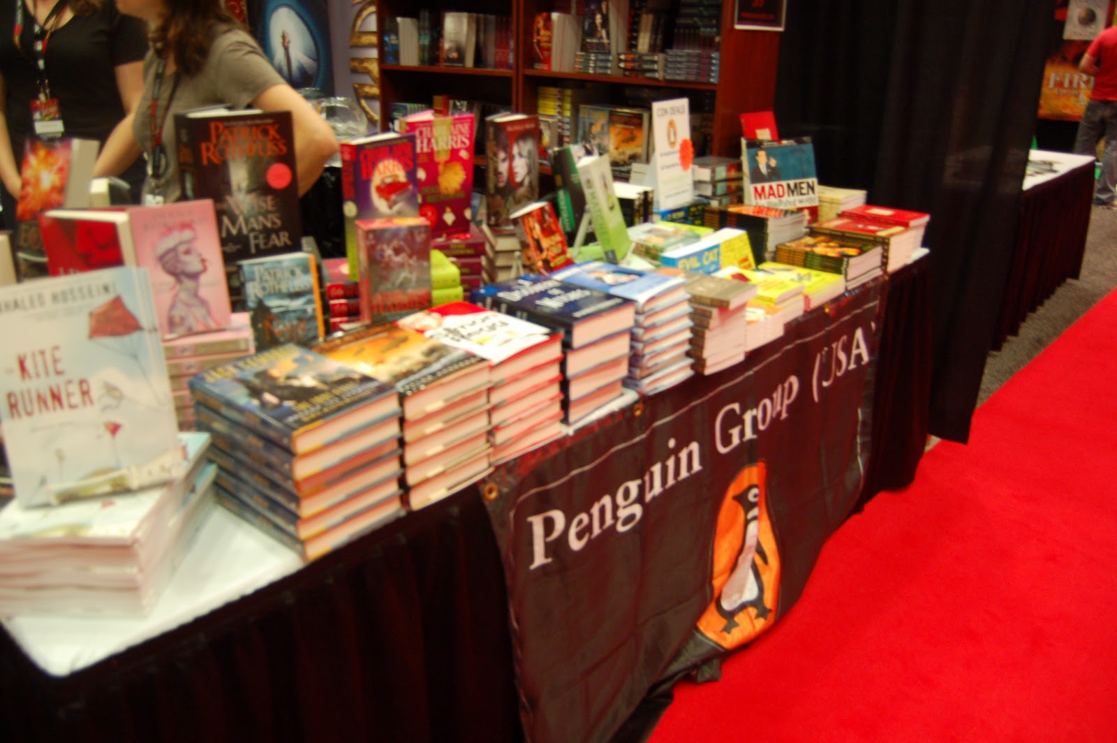 Midnyte Reader: NY Comic Con 2011 recap - Book and comic signings.