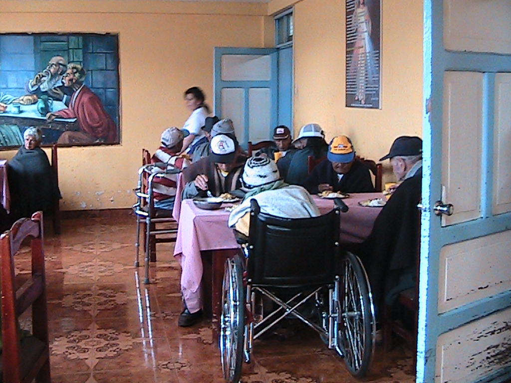 Abandono a los Ancianos: EL COMEDOR Y LAS HABITACIONES EN EL ASILO