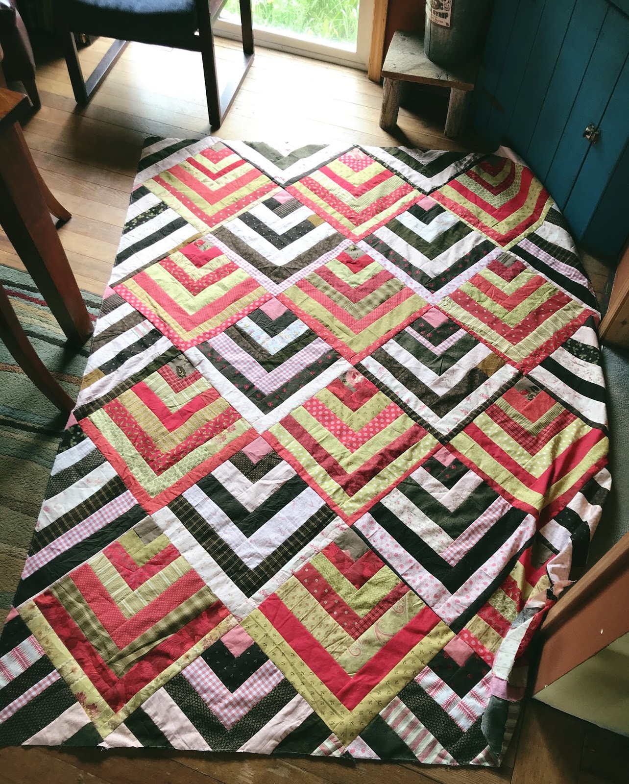 Quilty Folk: Quarter Log Cabin Quilts Coming and Going