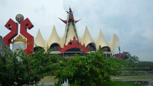 Cynthia Dewi: Tempat Wisata Terbaik LPG - Menara Siger