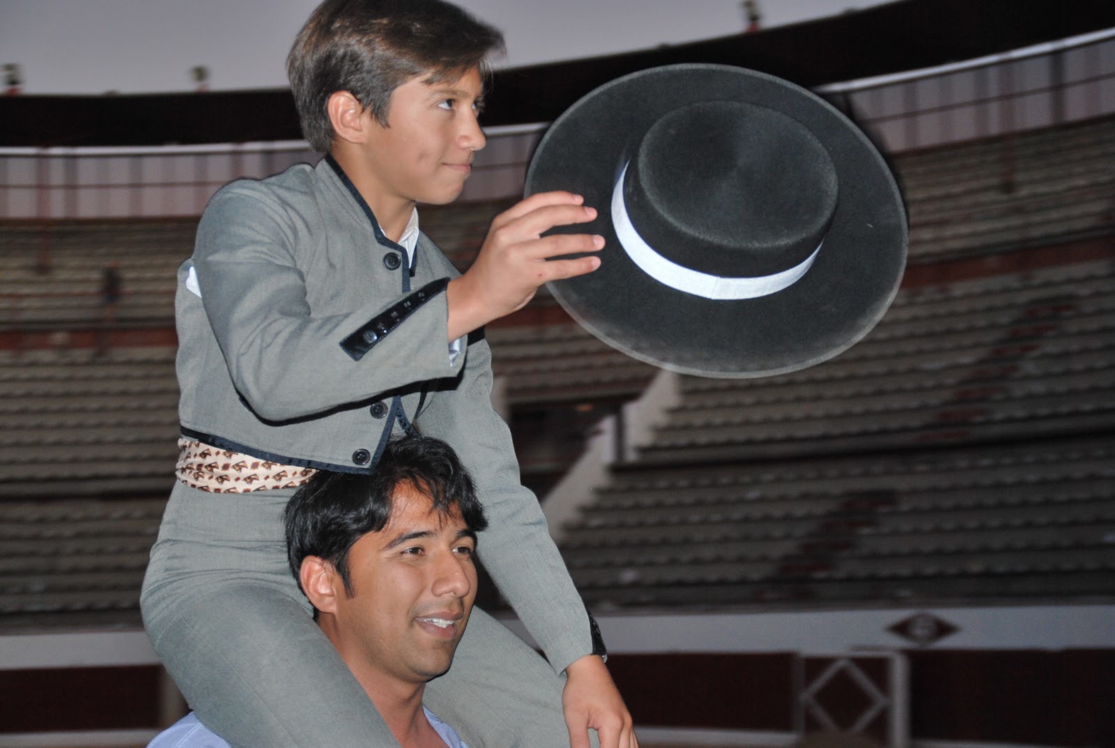TORERIAS DE CHELIN: CESAR VALENCIA ABRE SU TEMPORADA SALIENDO EN ...