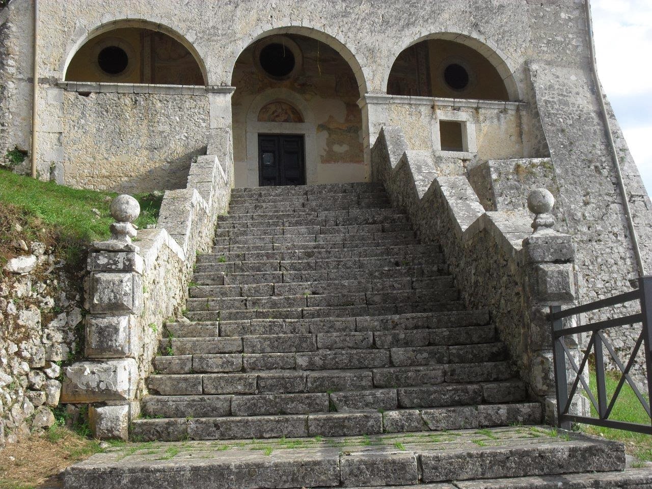 Tabernacoli italiani: Settefrati. Madonna allattante e Croce