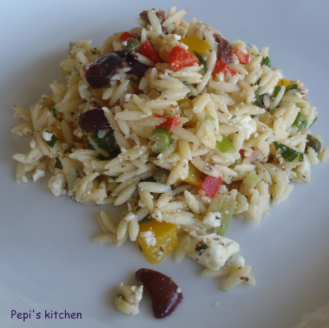 Pepi's kitchen: Σαλάτα με κριθαράκι, λαχανικά και φέτα