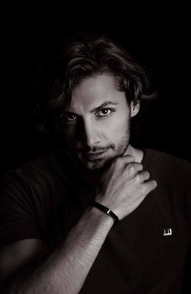 5 best masculine and easy indoor poses for men | must try alpha male ...