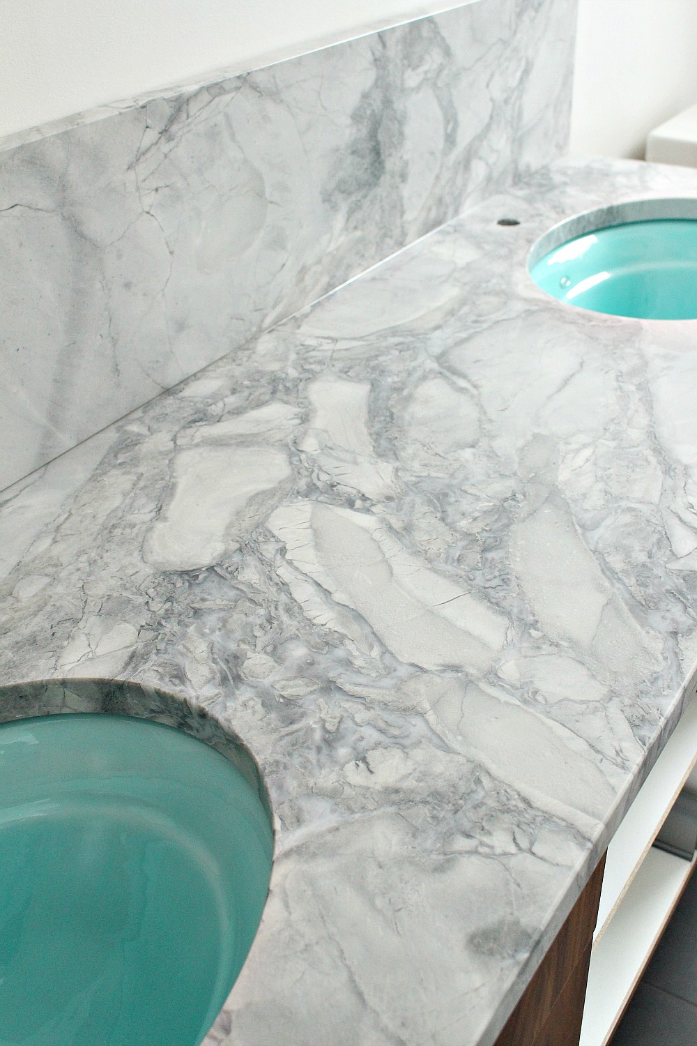 Bathroom Update: Quartzite Counter and Aqua Sinks! | Dans le Lakehouse