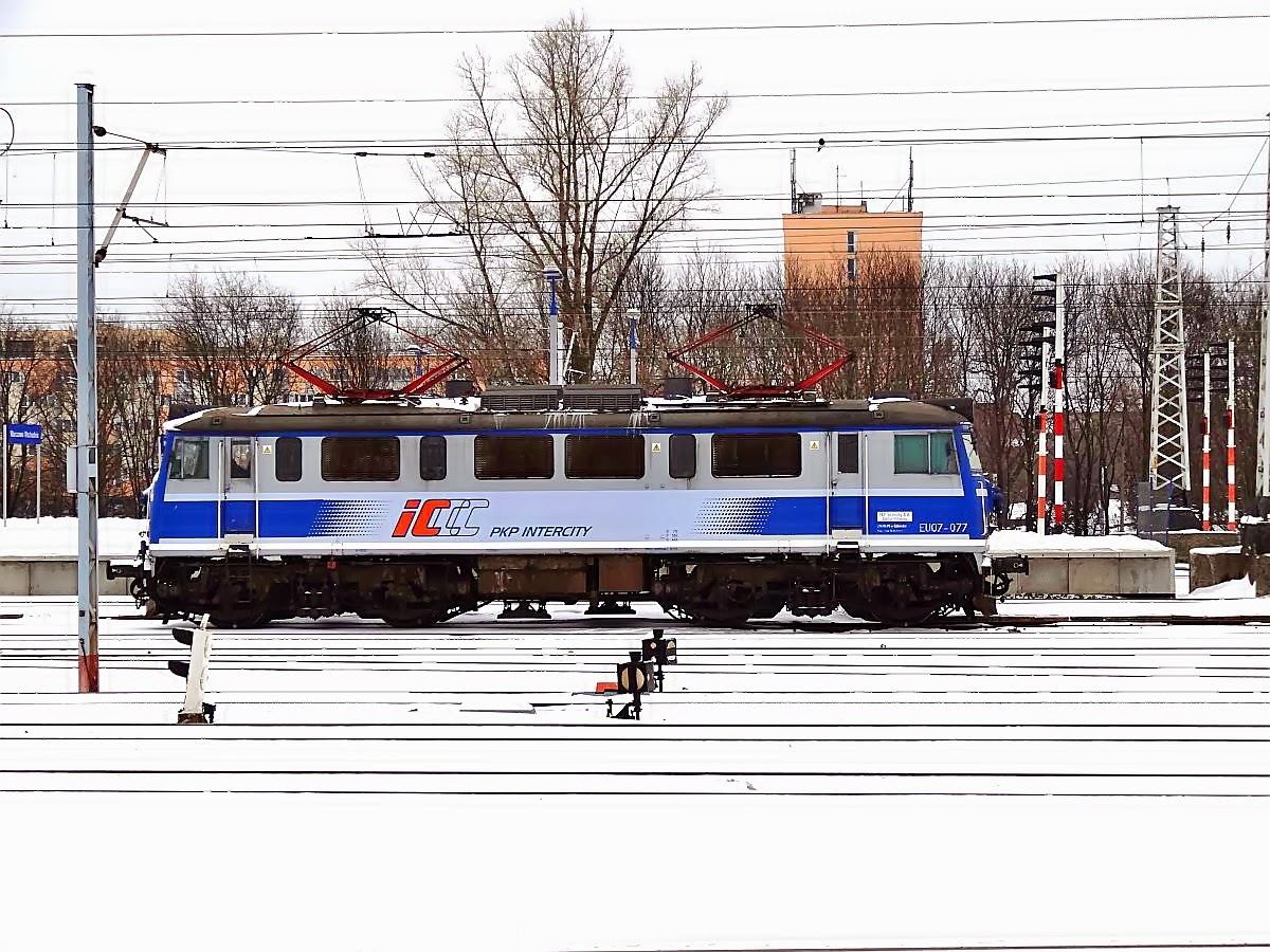EU07-077 na stacji Warszawa Wschodnia | Torowy