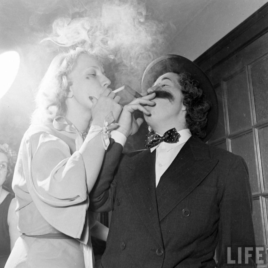 25 Incredible Vintage Photographs Capture a Ladies’ Smoker Night in ...
