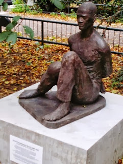 アフリカの星 Etoile d'Afrique: 10月11日 ベルリンとライプツィヒにルムンバ再登場 Deux statues de ...