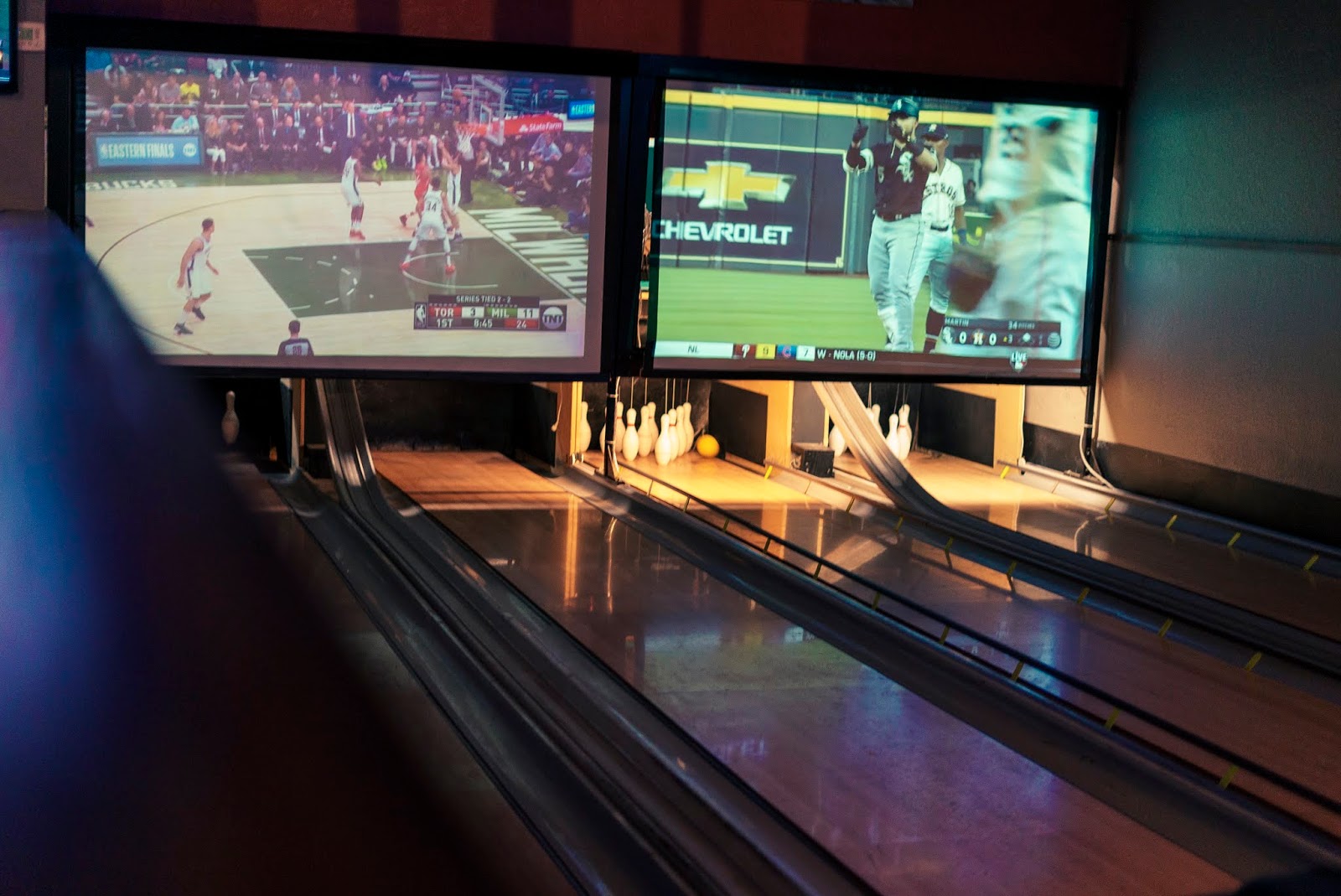 Ducky's: Sports Bar and Bowling Alley
