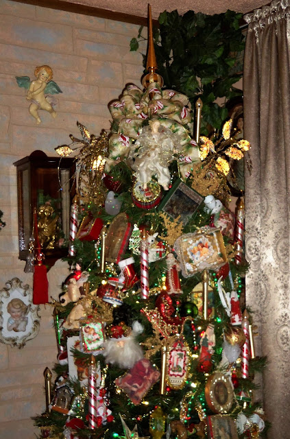 A DEBBIE-DABBLE CHRISTMAS: Victorian Tree and Village in the Living ...