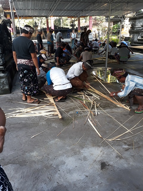 GEDE PUTRA ADNYANA: Konsep Tri Angga Busana Adat Bali
