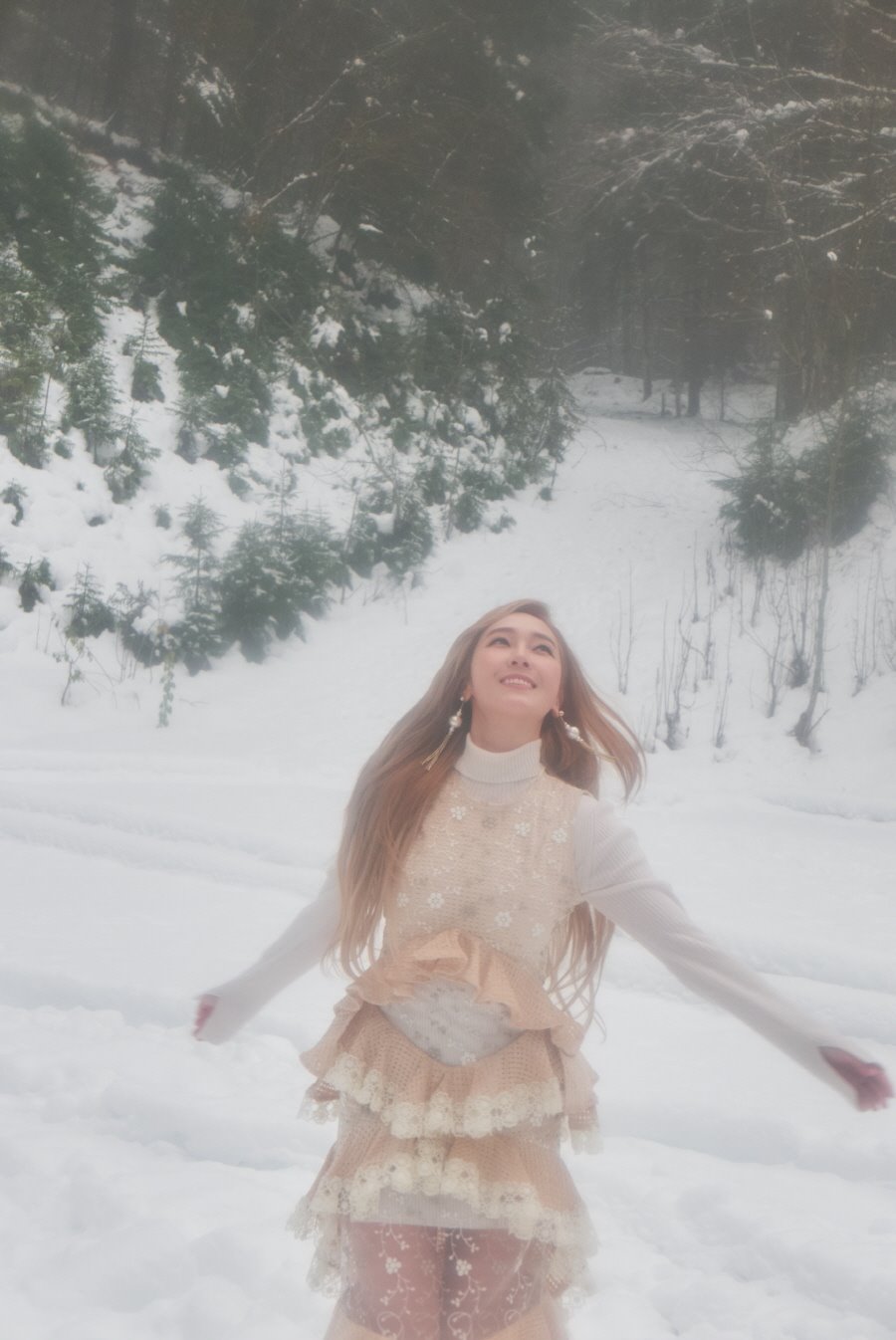 See the behind the scene pictures from Jessica's 'Wonderland' MV ...