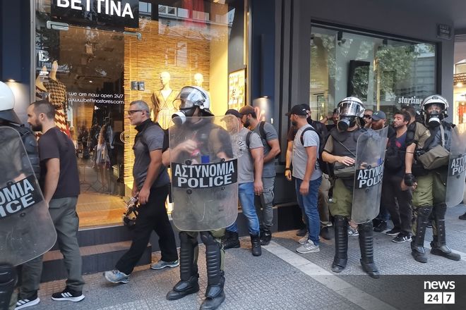 ΠΡΕΖΑ TV ©: ΔΕΘ: Αστυνομικοι της κρατικης ασφαλειας ντυμενοι μπαχαλοι ...