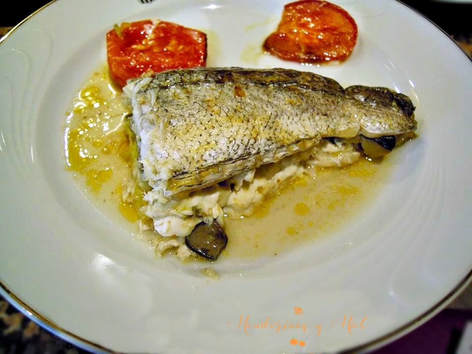 Merluza rellena de setas y gambas al horno | Mandarinas y miel