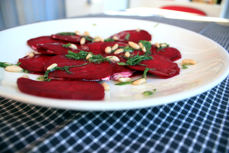 Rødbeteravioli med pinjekjerne og valnøttkrem | Veganmisjonen