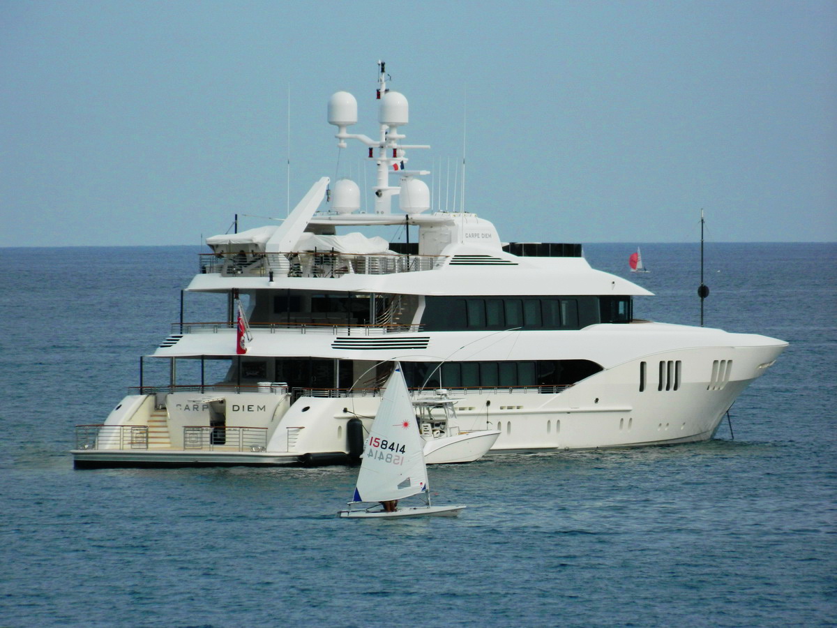 LA MULTI ANI, ROMANIA!: Mici barci cu vele printre marile ambarcatiuni