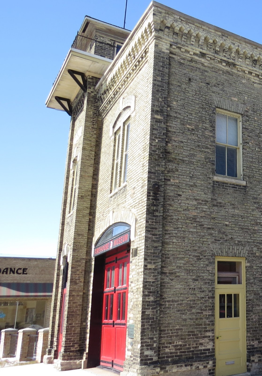 Nomadic Newfies: Racine's Historic Fire Houses