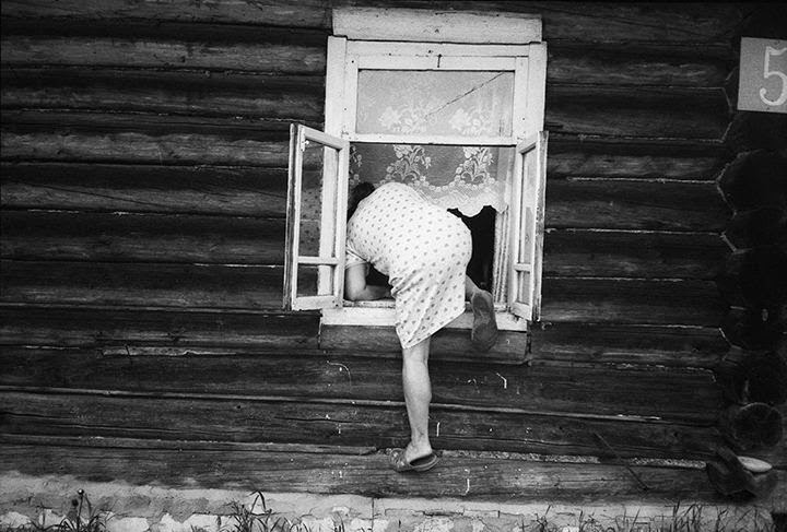 Jessamity: Old photo of the week: Climbing in the window