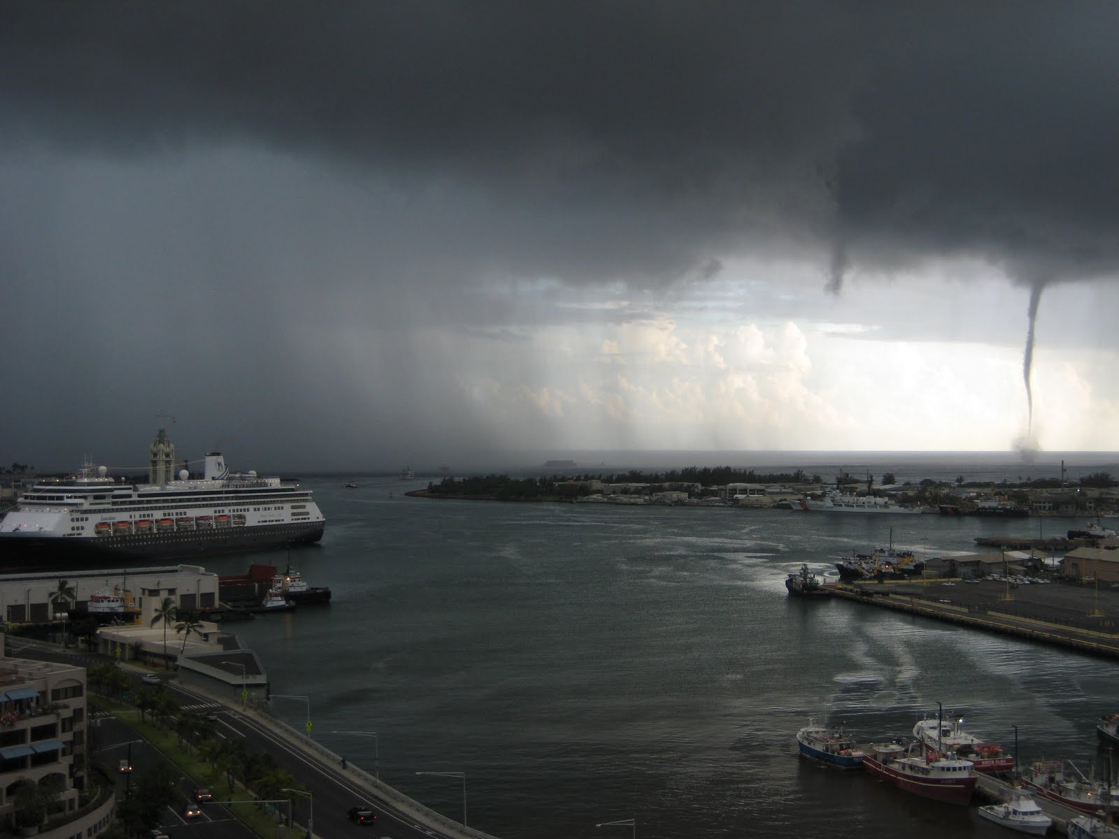 My Life in Hawaii: Waterspouts (tornadoes over water)