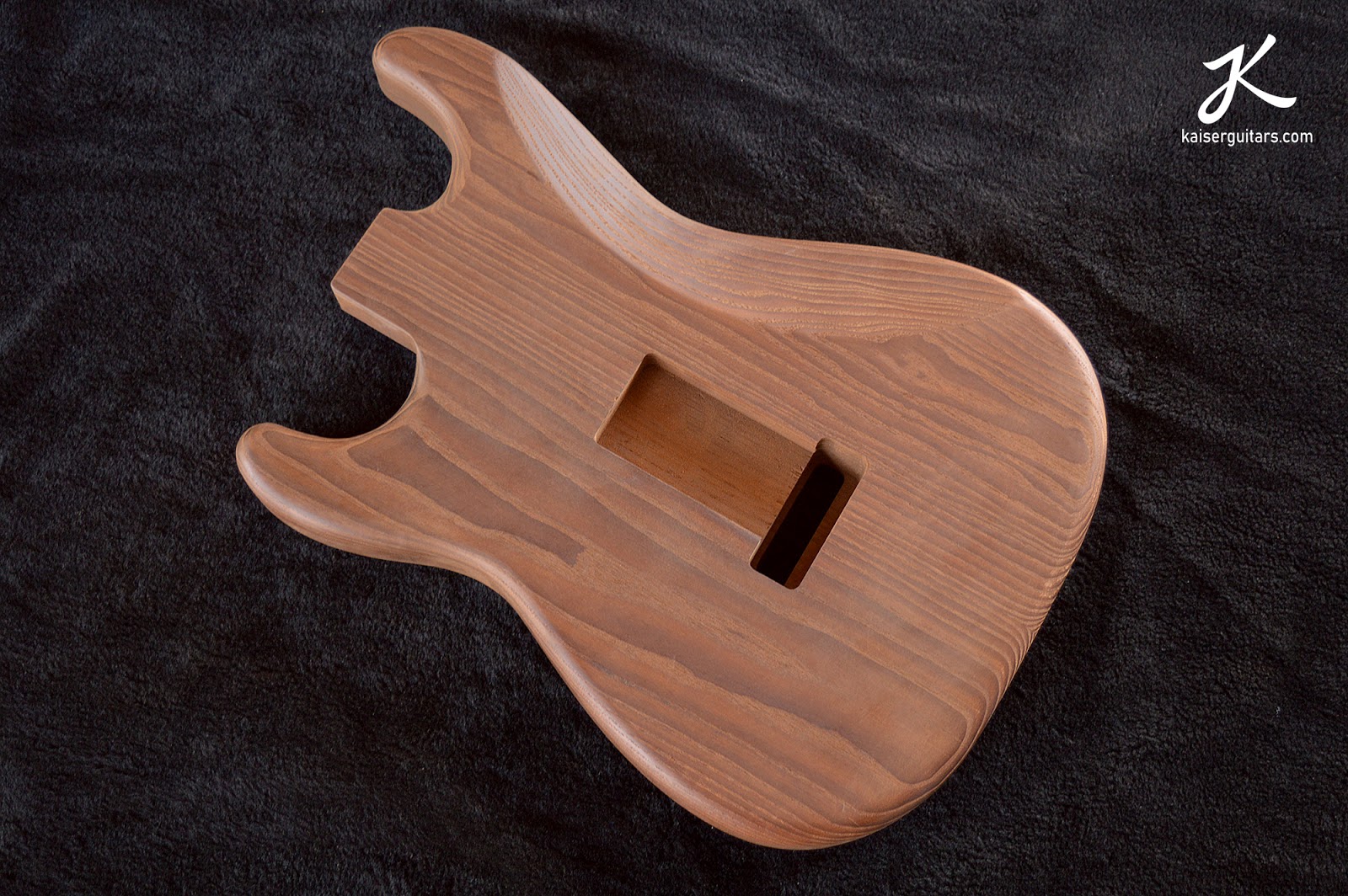 Roasted Ash - Kaiser Guitars - Corpos e braços usinados em CNC