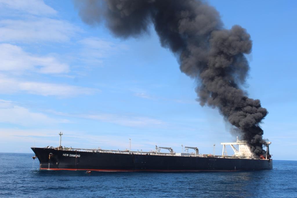 Fire breaks out on Panama-flagged New Diamond oil tanker (PHOTOs)