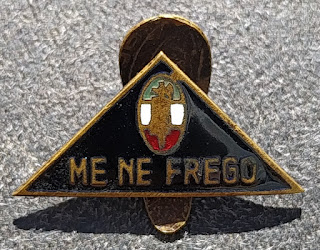 Kriegsmarine: Distintivo "Me ne Frego" (Variante triangolare)