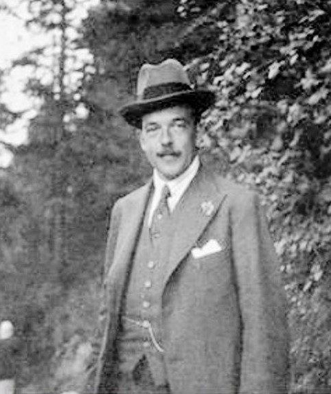 Fotografia do Rei Manuel II, pouco antes da sua morte no Fulwell Park ...