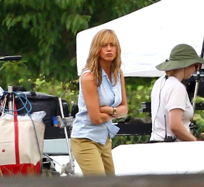 Hot Pic Jennifer Aniston Bra Exposed On Set