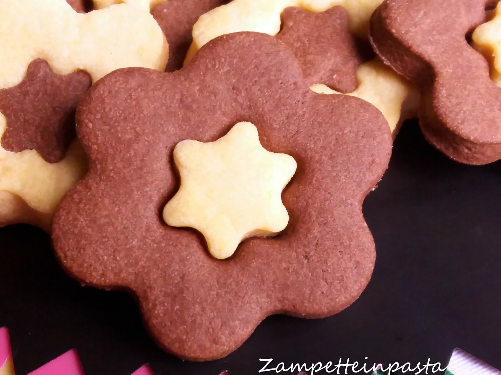 BISCOTTI BICOLORI A FORMA DI FIORE | ZAMPETTE IN PASTA