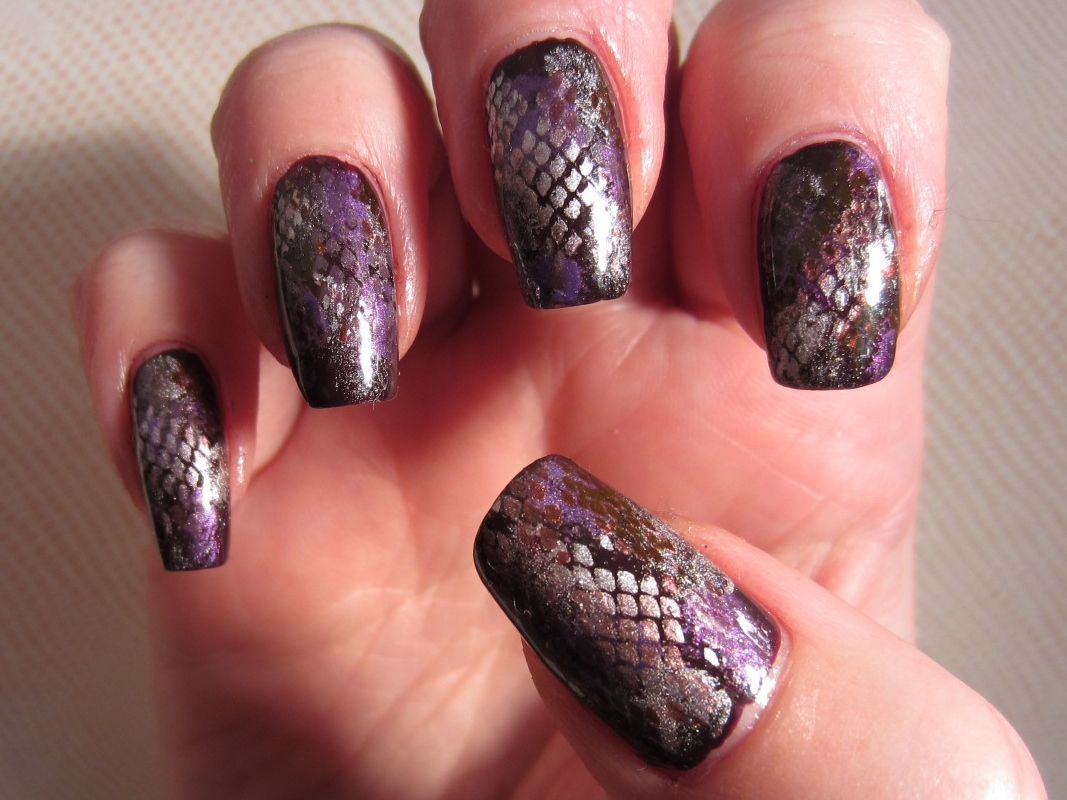 Ida Pie: Snake Skin Manicure