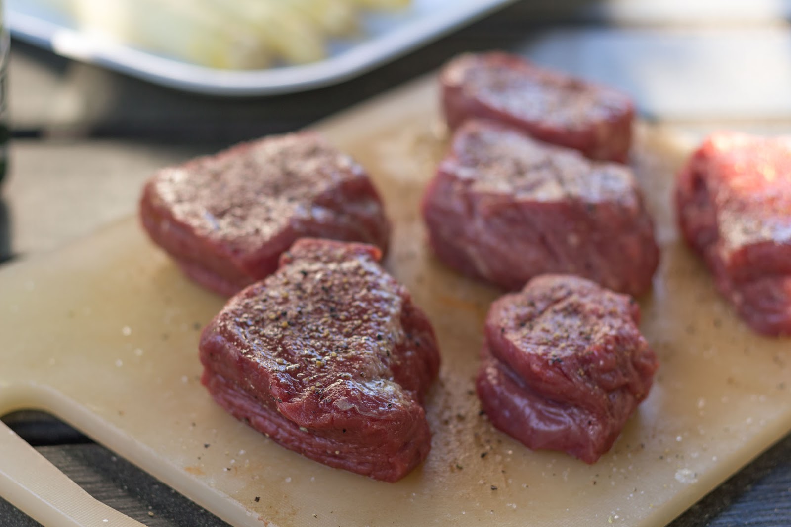 Grillad oxfilé med grillad vit sparris och gott italienskt vin
