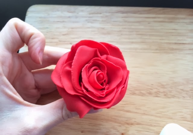 Fondant rose step-by-step tutorial ~ ThisIsHowIbake