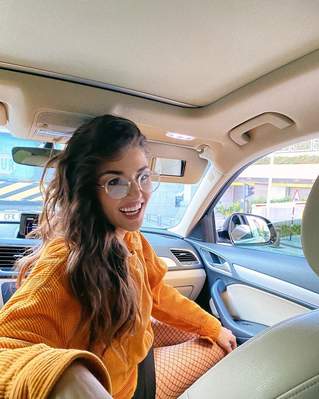 Handa Archel in hot photos from car