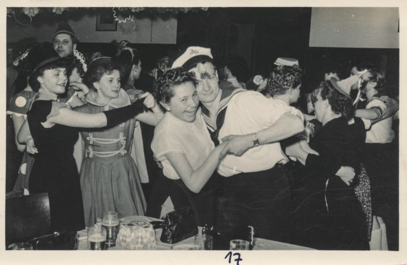 45 Found Snaps Capture People Celebrating at Their Parties From Between ...