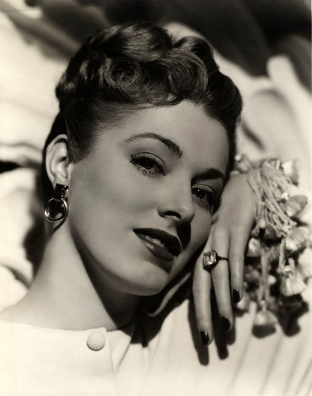 Woman of a Thousand Faces: Glamorous Photos of Eleanor Parker in the ...