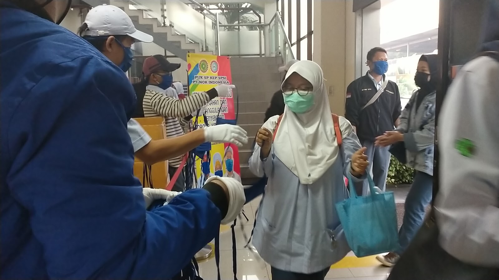 HARI KE -2 PUK SP KEP SPSI PT NOK INDONESIA MEMBAGIKAN 1500 MASKER ...