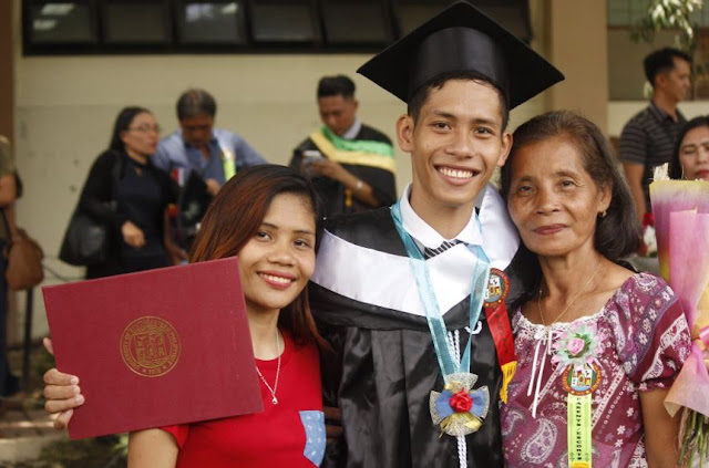 Larawan ng 'proud' nanay sa graduation ng anak, umantig sa puso ng ...