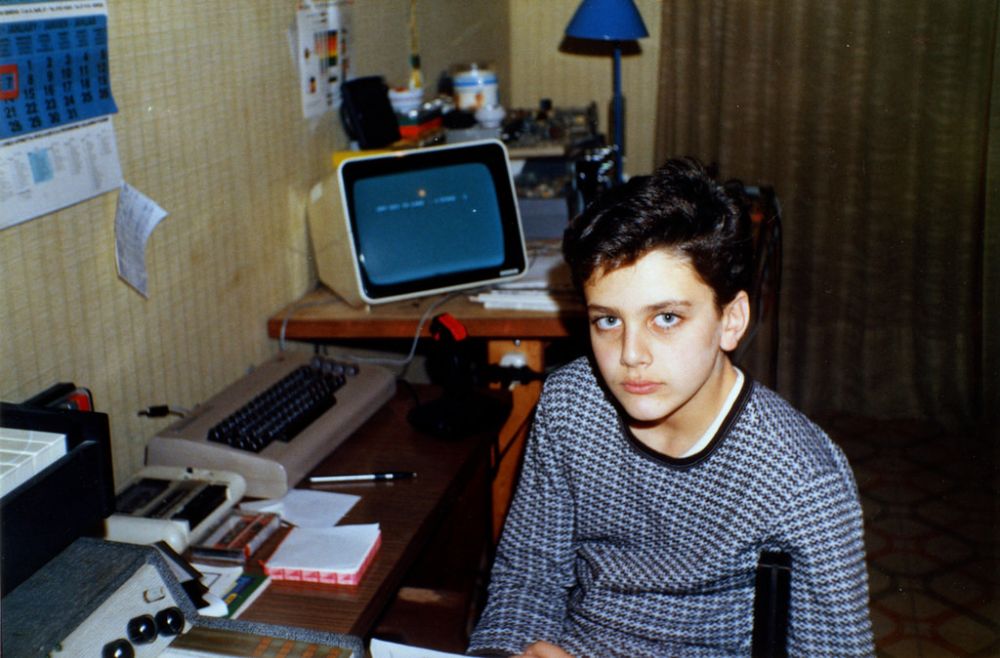 20 Vintage Photographs of People With Their Commodore 64, One of the ...