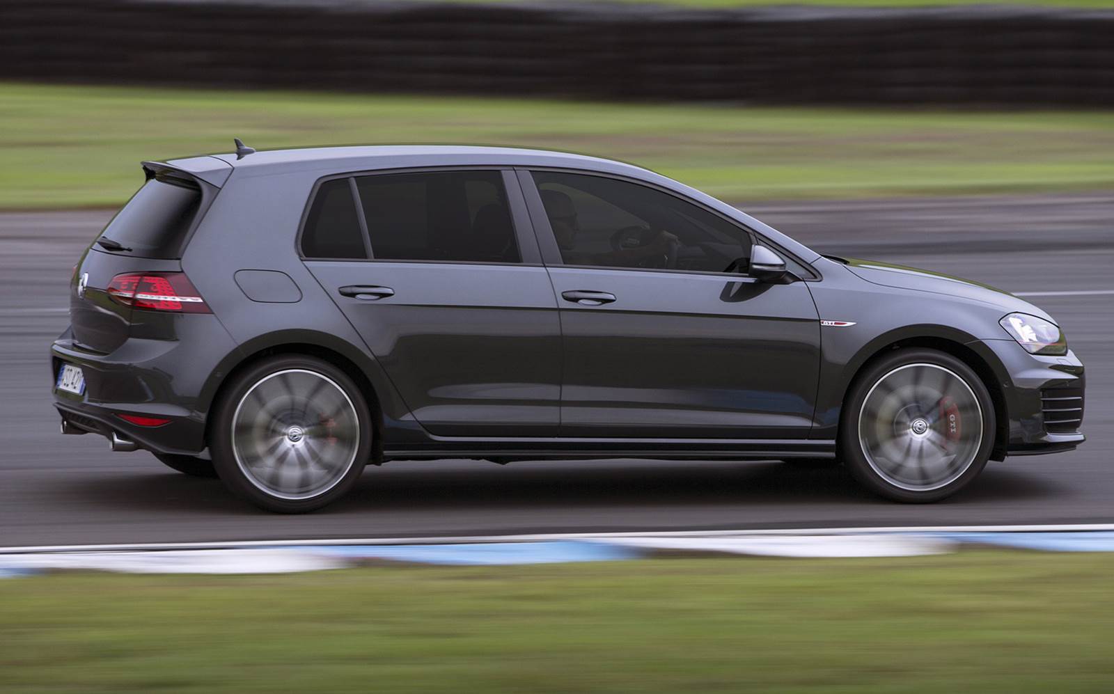 Golf amplia liderança na Europa. Focus e Fiesta despencam