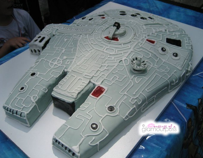 Musings of a Glamourpuss: Millenium Falcon Cake