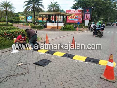 Jasa Pemasangan Rubber Speed Bump | Mesin / Aplikator Marka Jalan ...