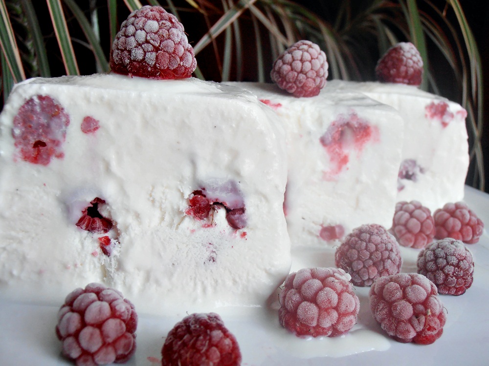 Parfait de ciocolata alba cu zmeura - CAIETUL CU RETETE