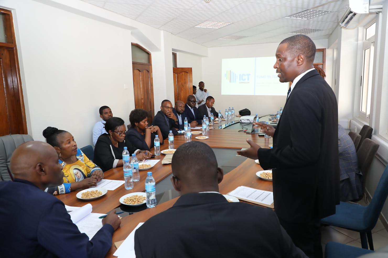 DKT. NDUGULILE ALITAKA BARAZA LA WATUMIAJI WA HUDUMA ZA MAWASILIANO ...