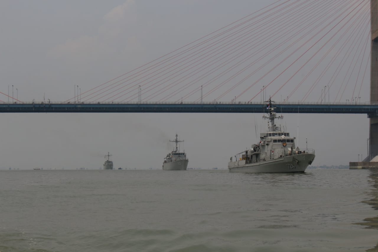 DEFENSE STUDIES: Giliran Kapal Satuan Ranjau Laksanakan Manuver Lapangan