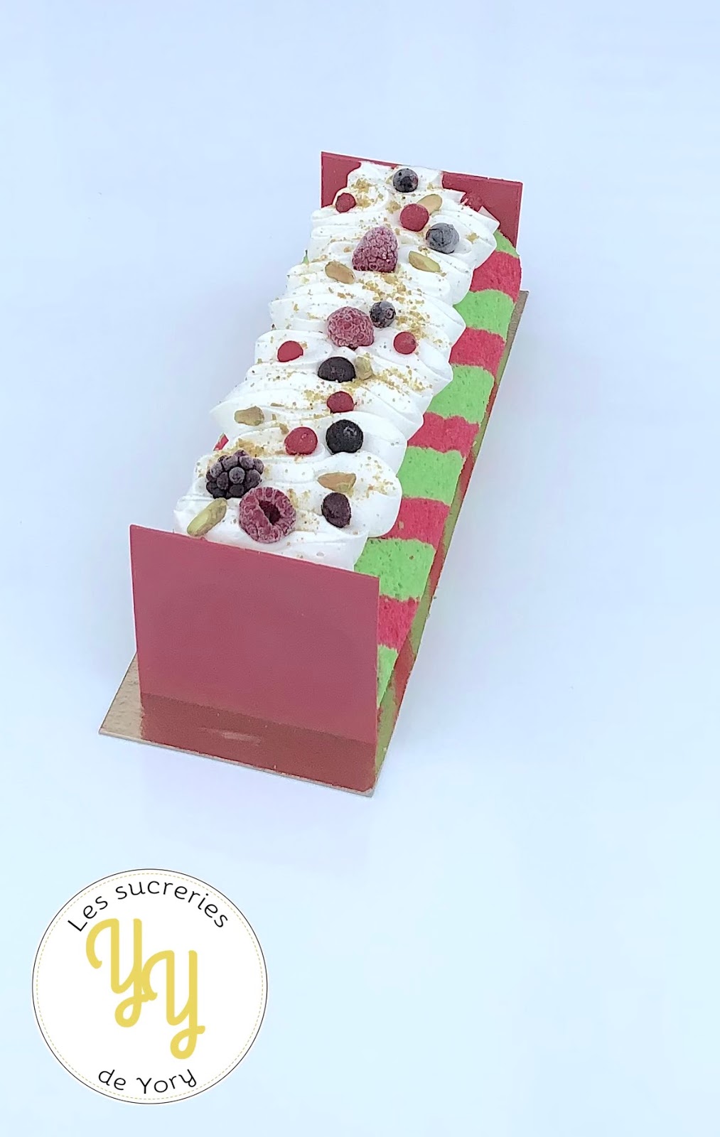 Bûche torsade pistache fruits rouges