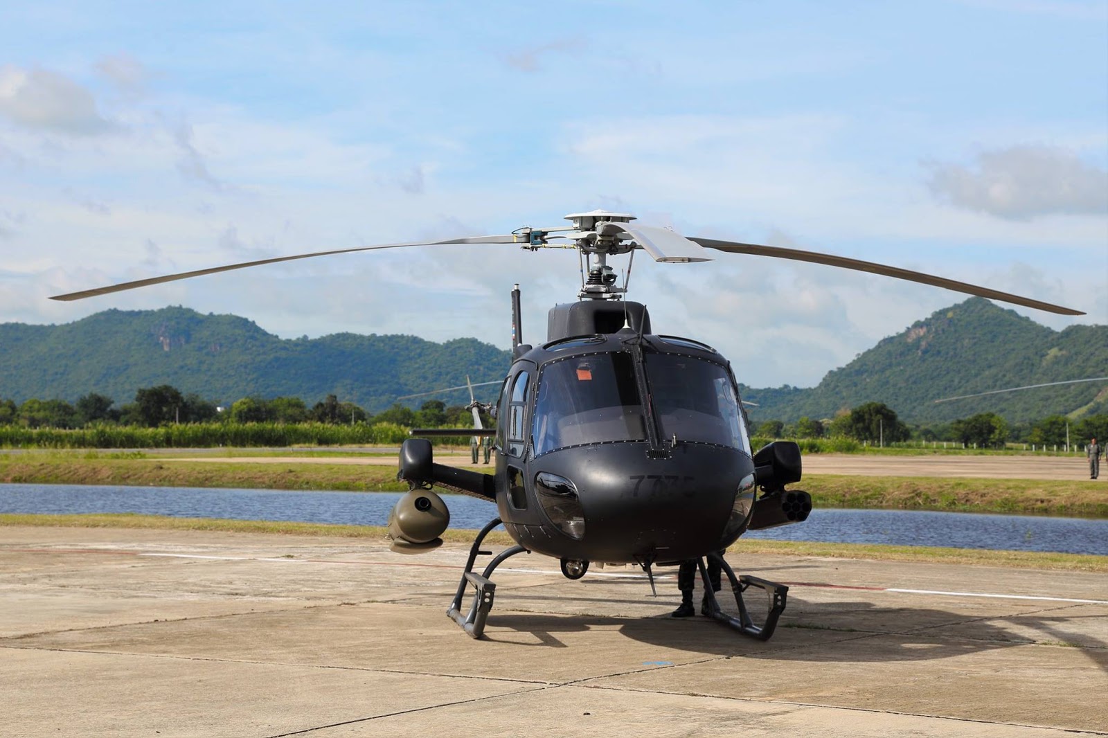 THAIDEFENSE-NEWS: ประมวลภาพ AH-1F Cobra และ AS550 C3 Fennec