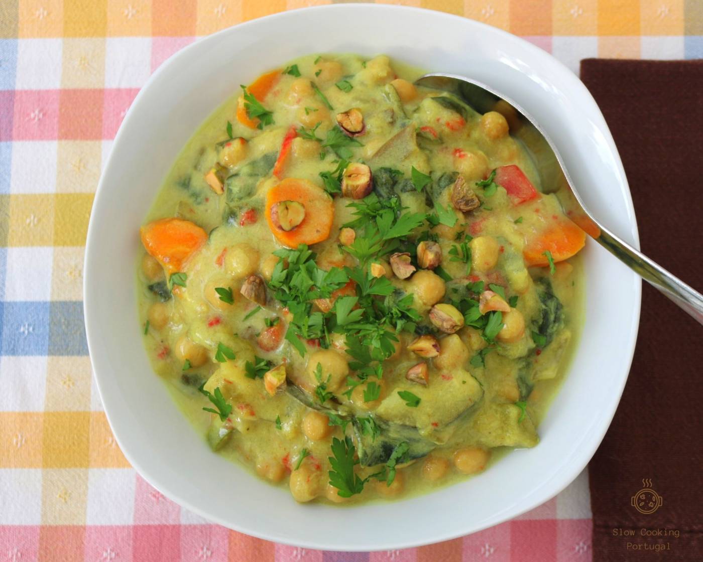 Caril de grão e legumes na slow cooker